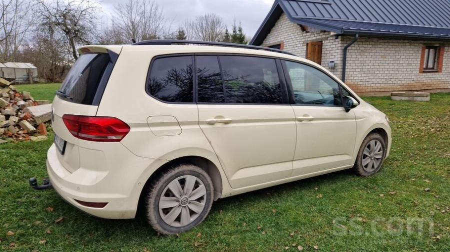 Yellow Volkswagen Touran 2016 in Limbazi, with an engine capacity of 2.00 L and mileage of 355 thousand km for 7500 €, photo 3 on AUTOMOTO.COM.LV