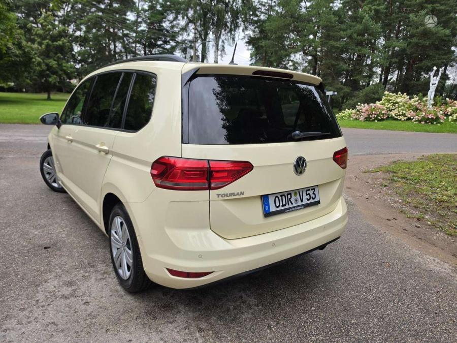 Yellow Volkswagen Touran 2017 in Prienai, with an engine capacity of 2.00 L and mileage of 296 thousand km for 6099 €, photo 5 on AUTOMOTO.COM.LV