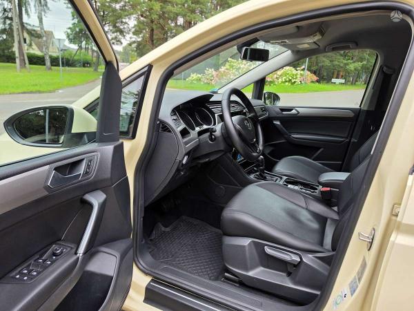 Yellow Volkswagen Touran 2017 in Prienai, with an engine capacity of 2.00 L and mileage of 296 thousand km for 6099 €, photo 8 on AUTOMOTO.COM.LV