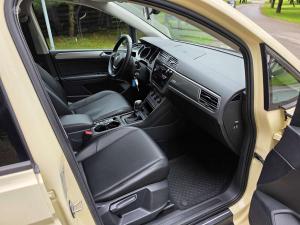 Yellow Volkswagen Touran 2017 in Prienai, with an engine capacity of 2.00 L and mileage of 296 thousand km for 6099 €, photo 9 on AUTOMOTO.COM.LV