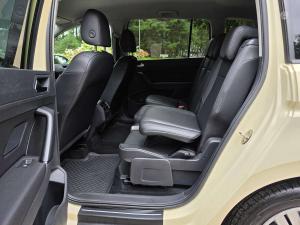 Yellow Volkswagen Touran 2017 in Prienai, with an engine capacity of 2.00 L and mileage of 296 thousand km for 6099 €, photo 11 on AUTOMOTO.COM.LV