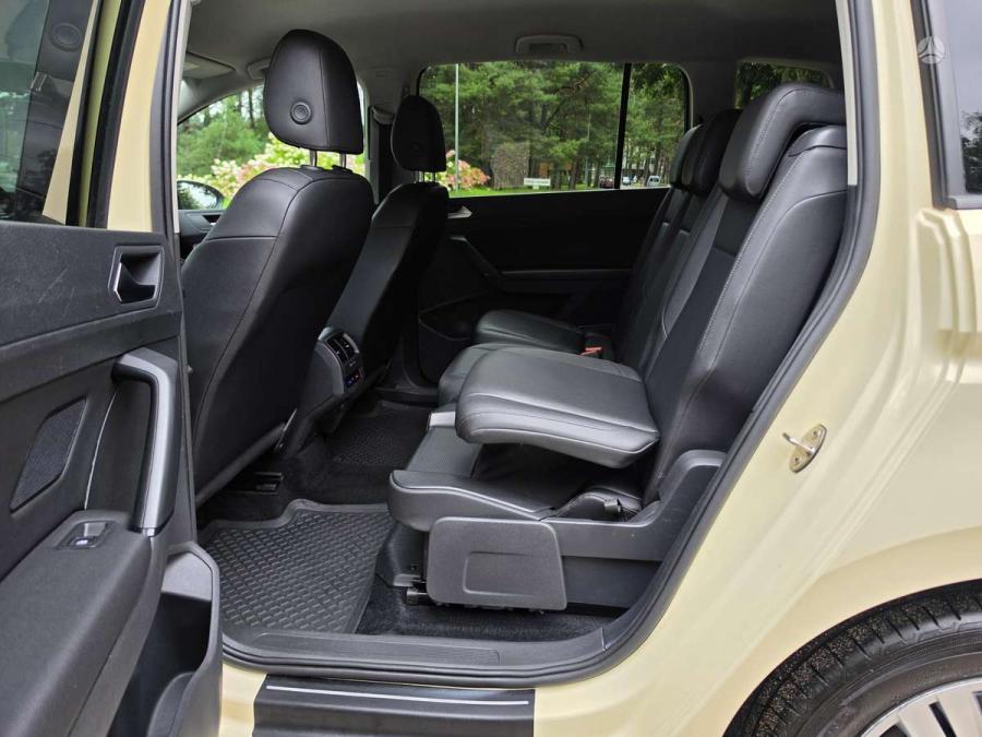 Yellow Volkswagen Touran 2017 in Prienai, with an engine capacity of 2.00 L and mileage of 296 thousand km for 6099 €, photo 11 on AUTOMOTO.COM.LV