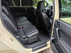 Yellow Volkswagen Touran 2017 in Prienai, with an engine capacity of 2.00 L and mileage of 296 thousand km for 6099 €, photo 12 on AUTOMOTO.COM.LV