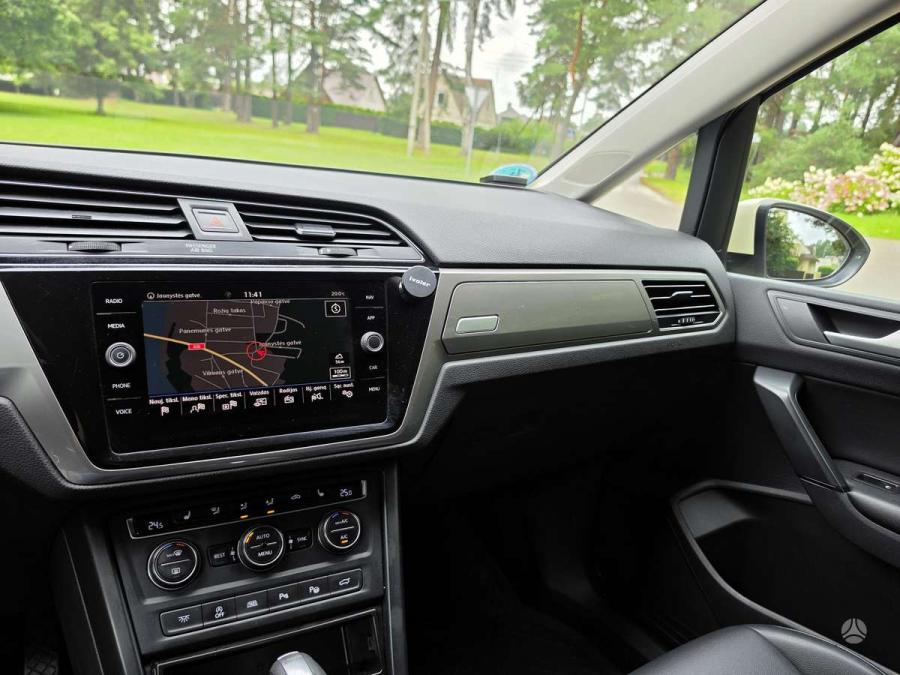 Yellow Volkswagen Touran 2017 in Prienai, with an engine capacity of 2.00 L and mileage of 296 thousand km for 6099 €, photo 14 on AUTOMOTO.COM.LV