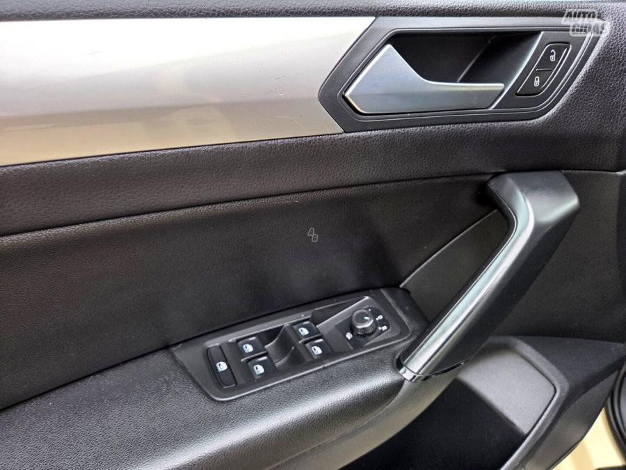 Dzeltens Volkswagen Touran 2017 Viļņa, ar dzinēja tilpumu 2.00 L un nobraukumu 388 tūkst. km par 7300 €, foto 37 vietnē AUTOMOTO.COM.LV