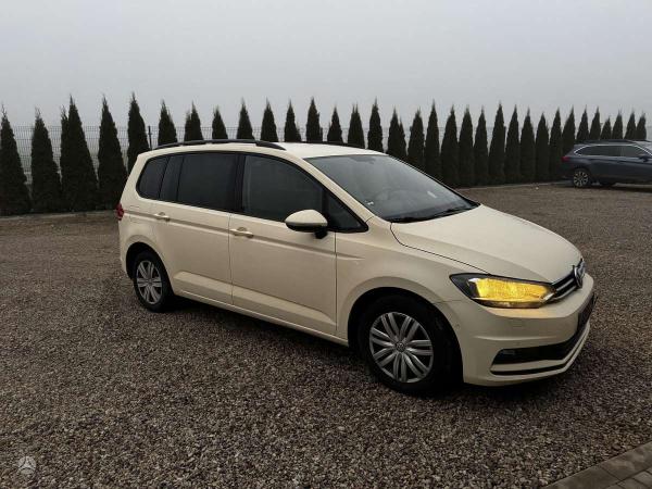 Yellow Volkswagen Touran 2020 in Kaunas, with an engine capacity of 1.60 L and mileage of 375 thousand km for 7700 €, photo 6 on AUTOMOTO.COM.LV