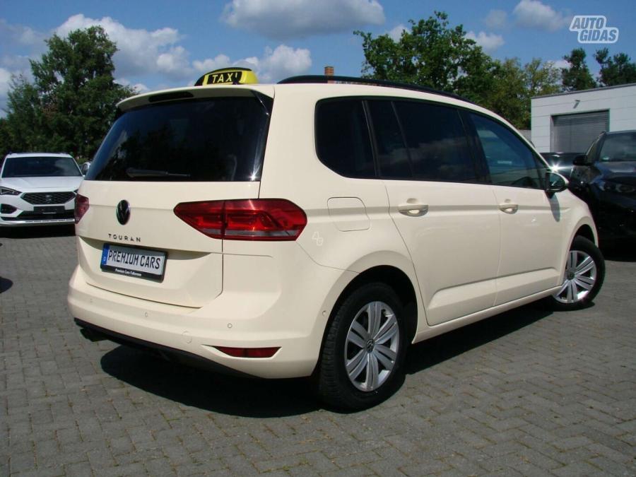 Dzeltens Volkswagen Touran 2023 Kauņa, ar dzinēja tilpumu 2.00 L un nobraukumu 89 tūkst. km par 27961 €, foto 3 vietnē AUTOMOTO.COM.LV