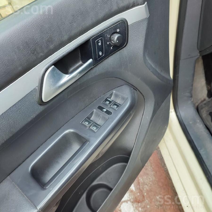 Dzeltens Volkswagen Touran 2015 Liepāja, ar dzinēja tilpumu 2.00 L un nobraukumu 0 tūkst. km par 2100 €, foto 13 vietnē AUTOMOTO.COM.LV