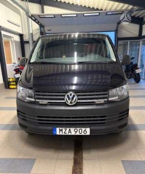 Black Volkswagen Transporter 2016 in Alytus, with an engine capacity of 1.97 L and mileage of 164 thousand km for 11500 €, photo 2 on AUTOMOTO.COM.LV