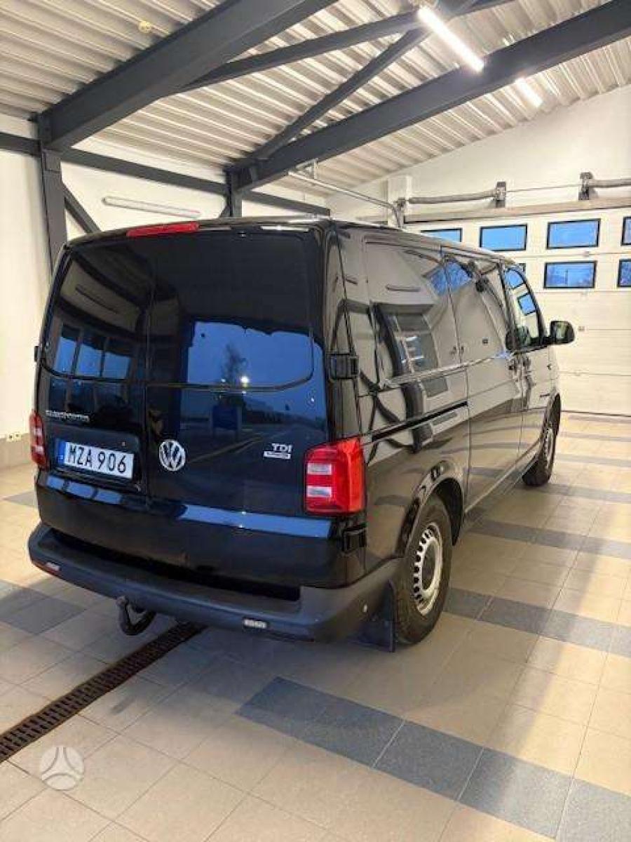 Black Volkswagen Transporter 2016 in Alytus, with an engine capacity of 1.97 L and mileage of 164 thousand km for 11500 €, photo 4 on AUTOMOTO.COM.LV