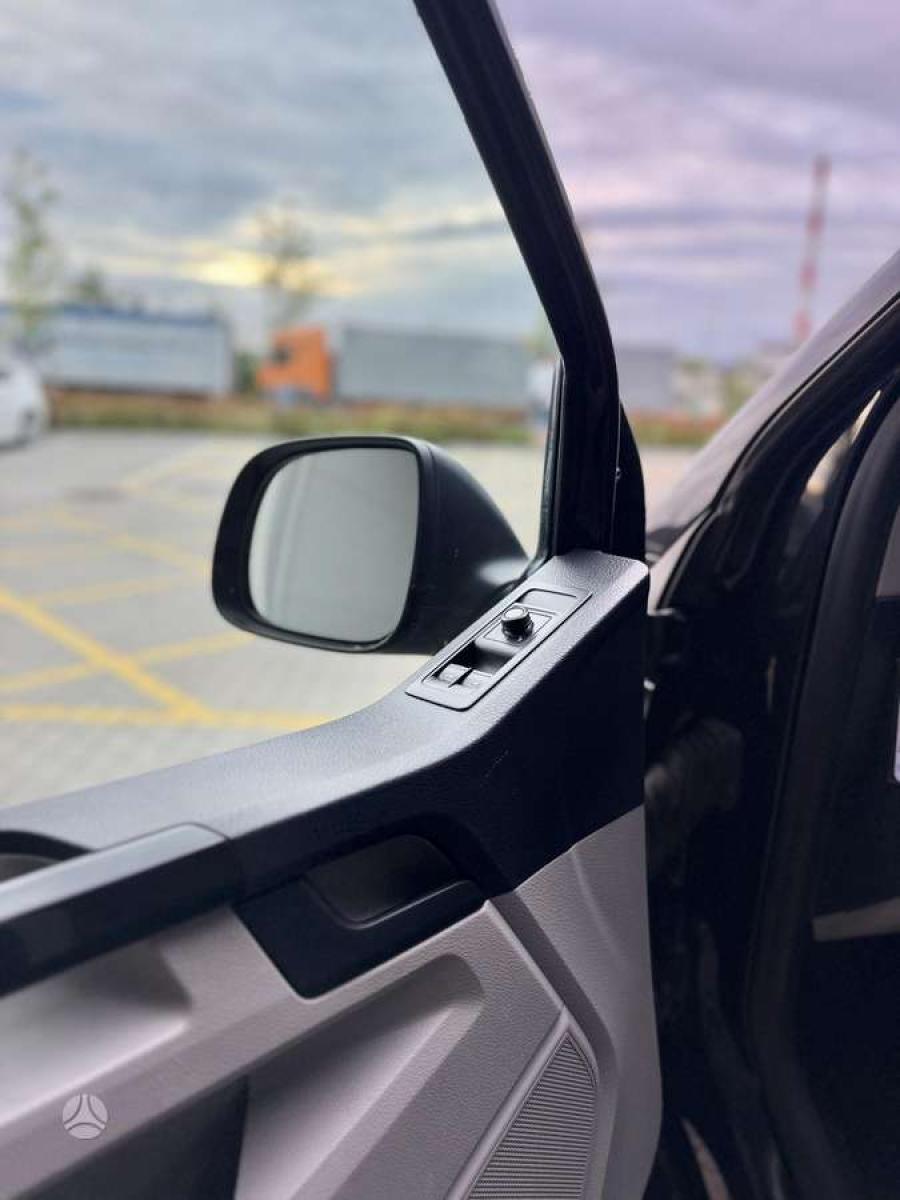 Black Volkswagen Transporter 2016 in Vilnius, with an engine capacity of 2.00 L and mileage of 203 thousand km for 7600 €, photo 5 on AUTOMOTO.COM.LV