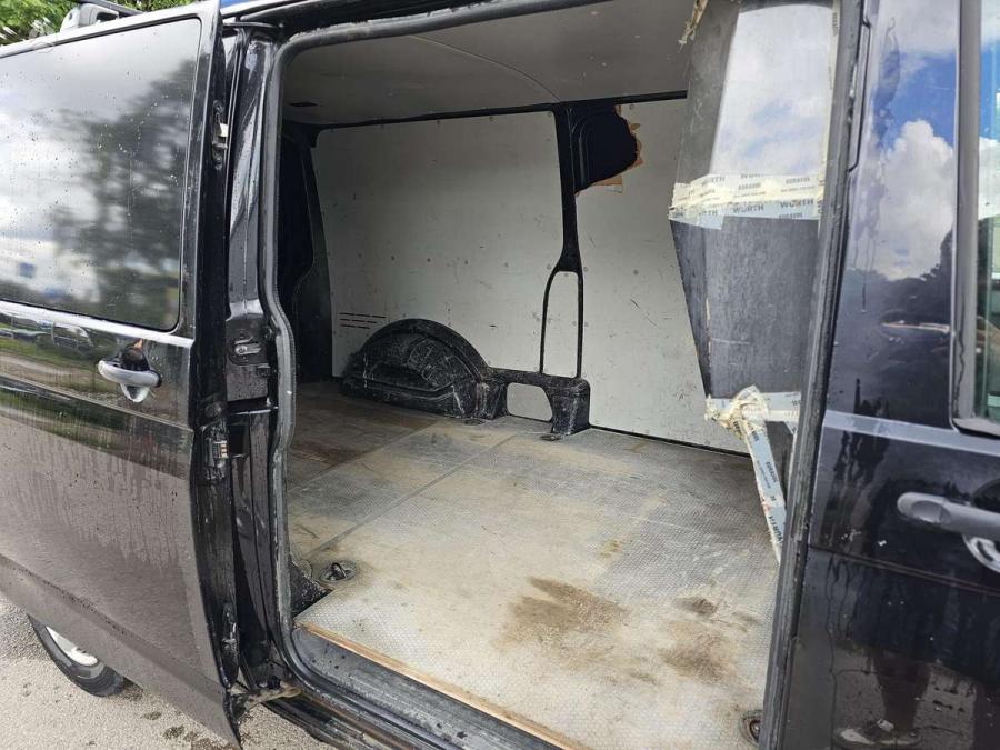 Black Volkswagen Transporter 2016 in Rokiskis, with an engine capacity of 2.00 L and mileage of 270 thousand km for 5650 €, photo 16 on AUTOMOTO.COM.LV