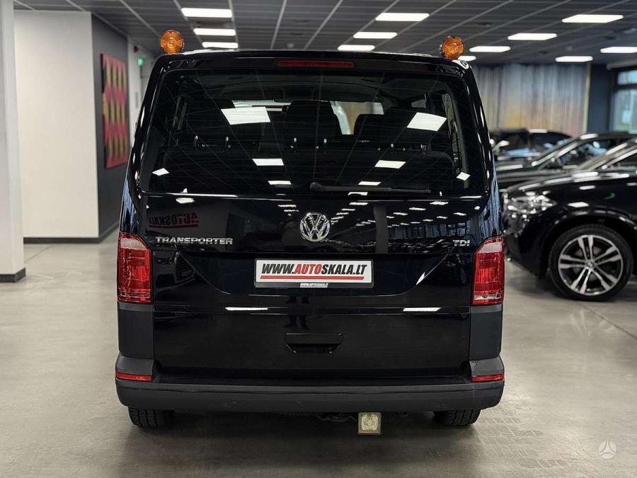 Black Volkswagen Transporter 2018 in Klaipeda, with an engine capacity of 1.97 L and mileage of 220 thousand km for 18450 €, photo 3 on AUTOMOTO.COM.LV