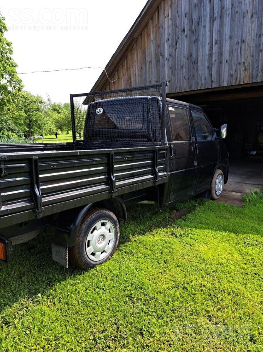 Black Volkswagen Transporter 1993 in Kraslava, with an engine capacity of 2.40 L and mileage of 299 thousand km for 5650 €, photo 4 on AUTOMOTO.COM.LV