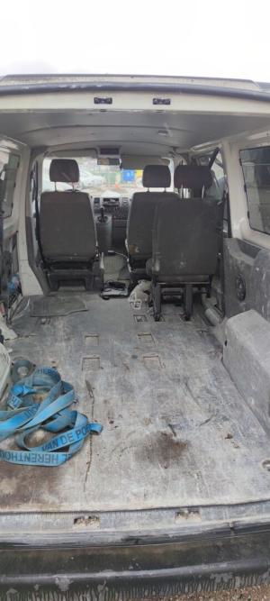 Black Volkswagen Transporter 2008 in Kaunas, with an engine capacity of 1.90 L and mileage of 509 thousand km for 3500 €, photo 11 on AUTOMOTO.COM.LV