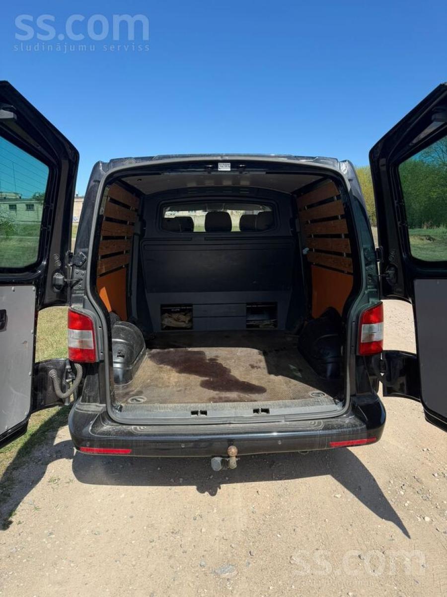 Melns Volkswagen Transporter 2014 Daugavpils, ar dzinēja tilpumu 2.00 L un nobraukumu 349 tūkst. km par 10400 €, foto 8 vietnē AUTOMOTO.COM.LV