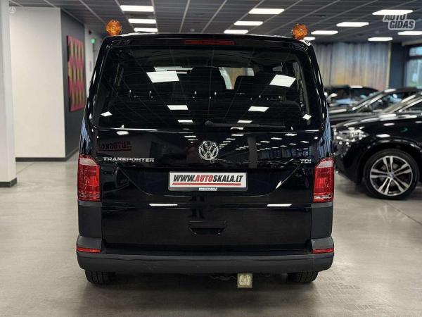 Melns Volkswagen Transporter 2018 Klaipėda, ar dzinēja tilpumu 2.00 L un nobraukumu 220 tūkst. km par 18900 €, foto 3 vietnē AUTOMOTO.COM.LV