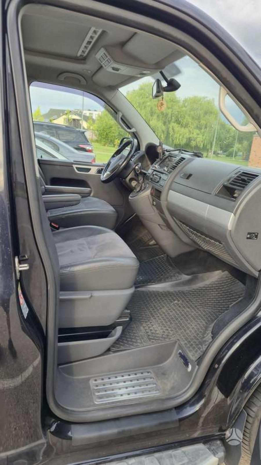 Black Volkswagen Transporter 2010 in Jonava, with an engine capacity of 2.00 L and mileage of 384 thousand km for 11000 €, photo 12 on AUTOMOTO.COM.LV