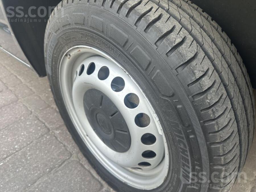 Black Volkswagen Transporter 2018 in Tallinn, with an engine capacity of 2.00 L and mileage of 178 thousand km for 18900 €, photo 19 on AUTOMOTO.COM.LV