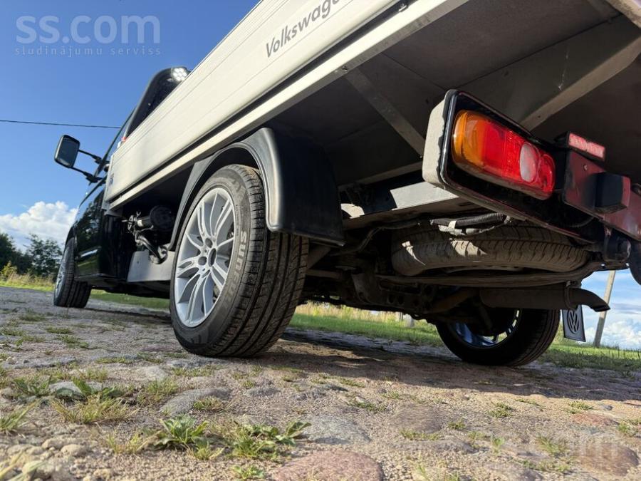 Black Volkswagen Transporter 2015 in Dobele, with an engine capacity of 2.00 L and mileage of 148 thousand km for 11950 €, photo 11 on AUTOMOTO.COM.LV