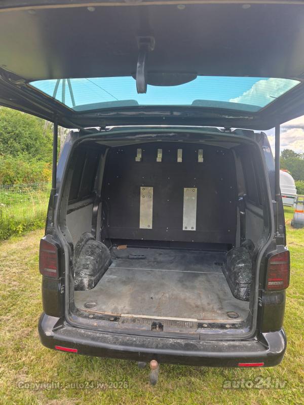 Black Volkswagen Transporter 2010 in Tallinn, with an engine capacity of 2.00 L and mileage of 280 thousand km for 10500 €, photo 8 on AUTOMOTO.COM.LV