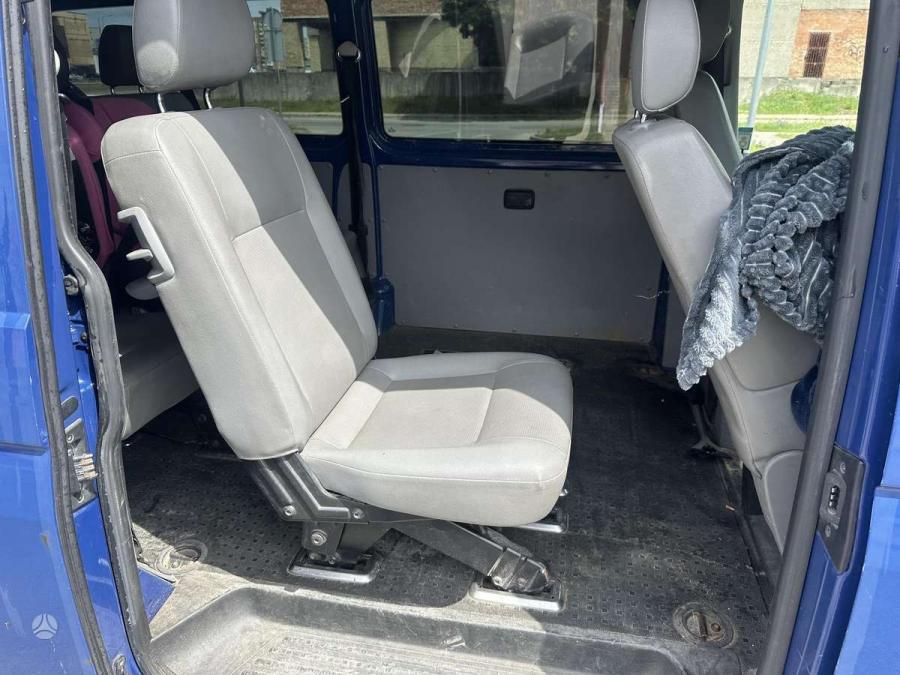 Blue Volkswagen Transporter 2008 in Kaunas, with an engine capacity of 2.50 L and mileage of 336 thousand km for 3850 €, photo 4 on AUTOMOTO.COM.LV