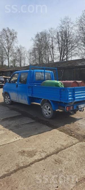 Zils Volkswagen Transporter 1996 Cēsis, ar dzinēja tilpumu 2.40 L un nobraukumu 388 tūkst. km par 1760 €, foto 3 vietnē AUTOMOTO.COM.LV