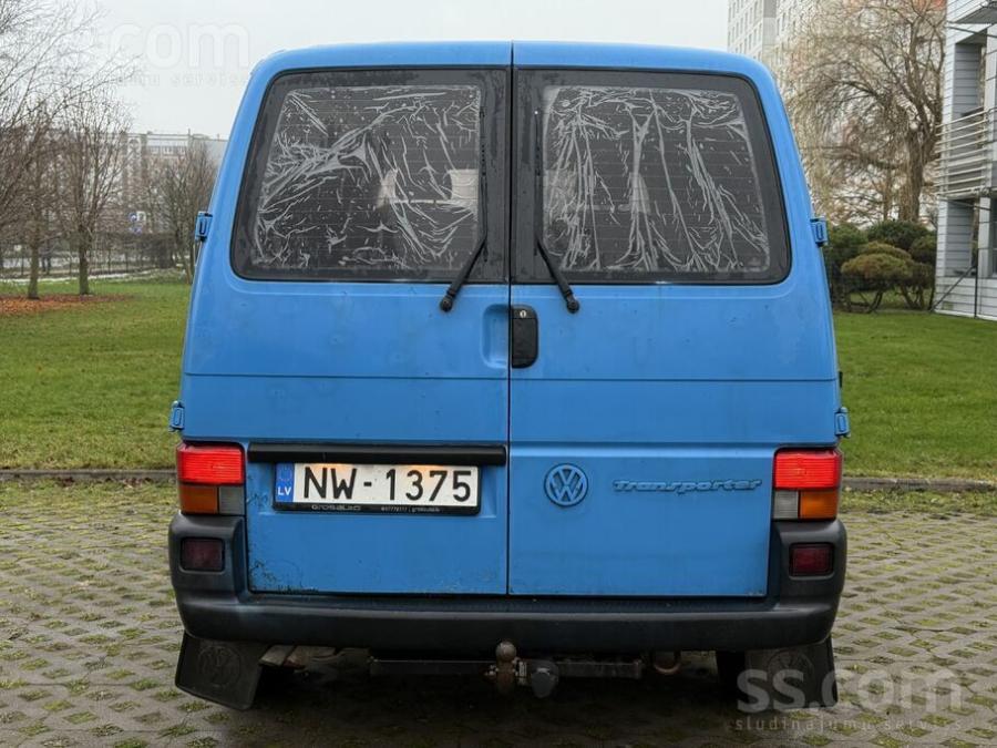 Blue Volkswagen Transporter 1997 in Riga, with an engine capacity of 2.40 L and mileage of 345 thousand km for 990 €, photo 4 on AUTOMOTO.COM.LV
