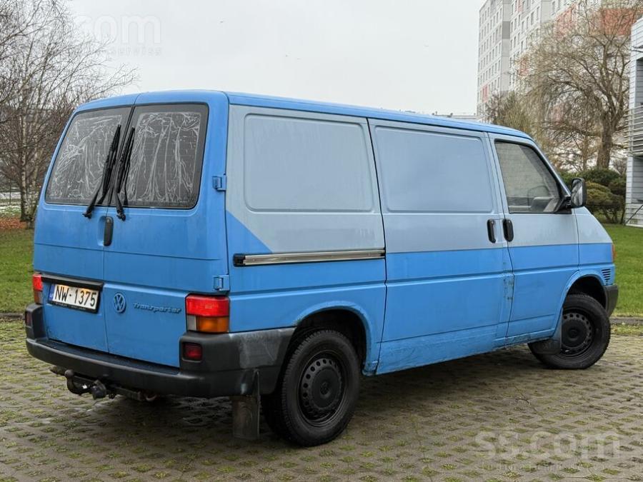 Blue Volkswagen Transporter 1997 in Riga, with an engine capacity of 2.40 L and mileage of 345 thousand km for 990 €, photo 5 on AUTOMOTO.COM.LV