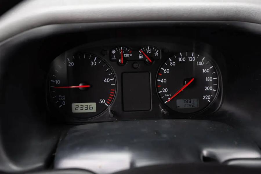 Zils Volkswagen Transporter 2002 Jelgava, ar dzinēja tilpumu 2.50 L un nobraukumu 79 tūkst. km par 7999 €, foto 16 vietnē AUTOMOTO.COM.LV