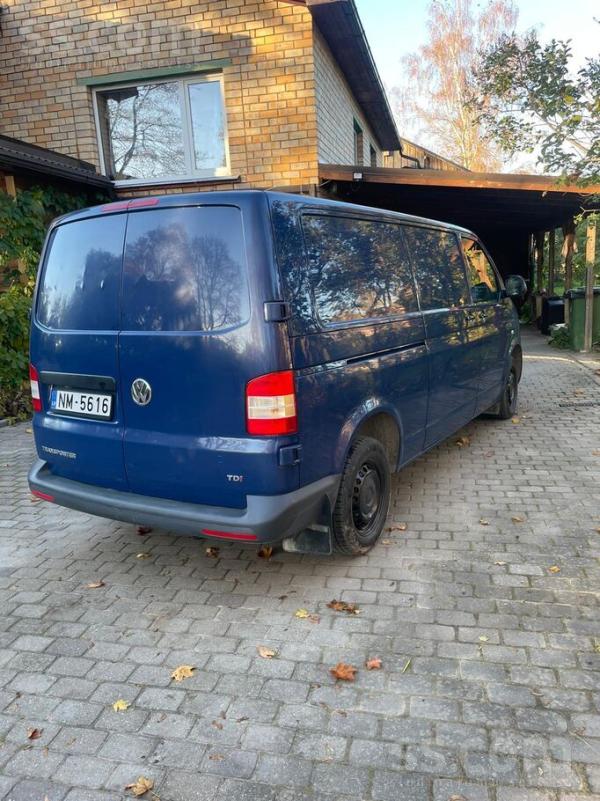 Blue Volkswagen Transporter 2013 in Limbazi, with an engine capacity of 2.00 L and mileage of 236 thousand km for 10285 €, photo 3 on AUTOMOTO.COM.LV