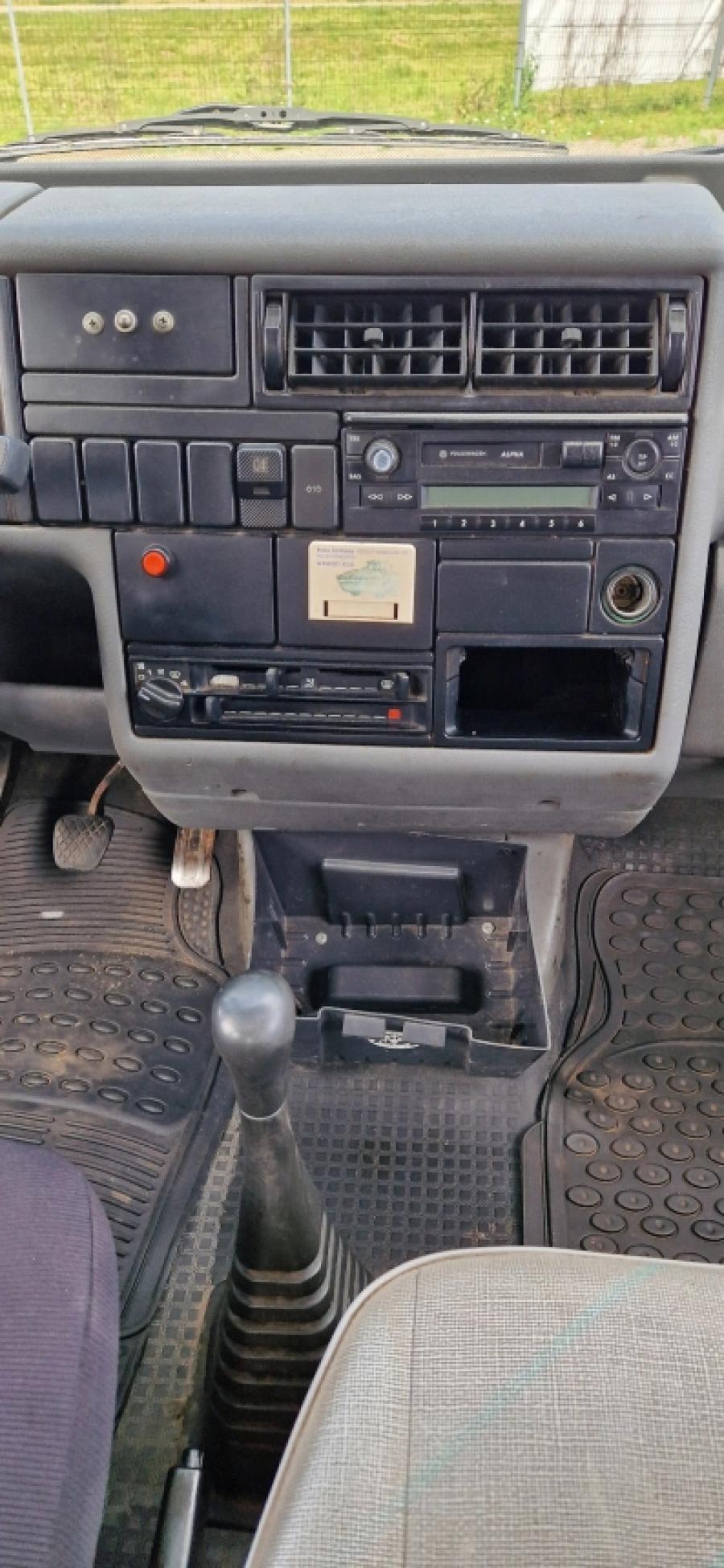 Blue Volkswagen Transporter 1993 in Riga, with an engine capacity of 2.40 L and mileage of 506 thousand km for 2150 €, photo 22 on AUTOMOTO.COM.LV