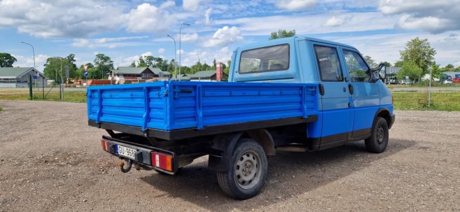 Blue Volkswagen Transporter 1993 in Riga, with an engine capacity of 2.40 L and mileage of 506 thousand km for 2150 €, photo 28 on AUTOMOTO.COM.LV