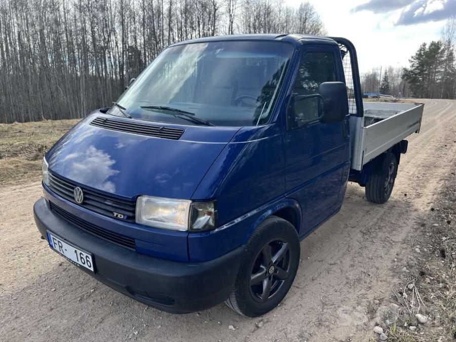 Blue Volkswagen Transporter 2003 in Ludza, with an engine capacity of 2.50 L and mileage of 335 thousand km for 4650 €, photo 1 on AUTOMOTO.COM.LV