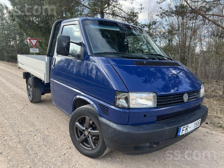 Blue Volkswagen Transporter 2003 in Ludza, with an engine capacity of 2.50 L and mileage of 335 thousand km for 4650 €, photo 3 on AUTOMOTO.COM.LV