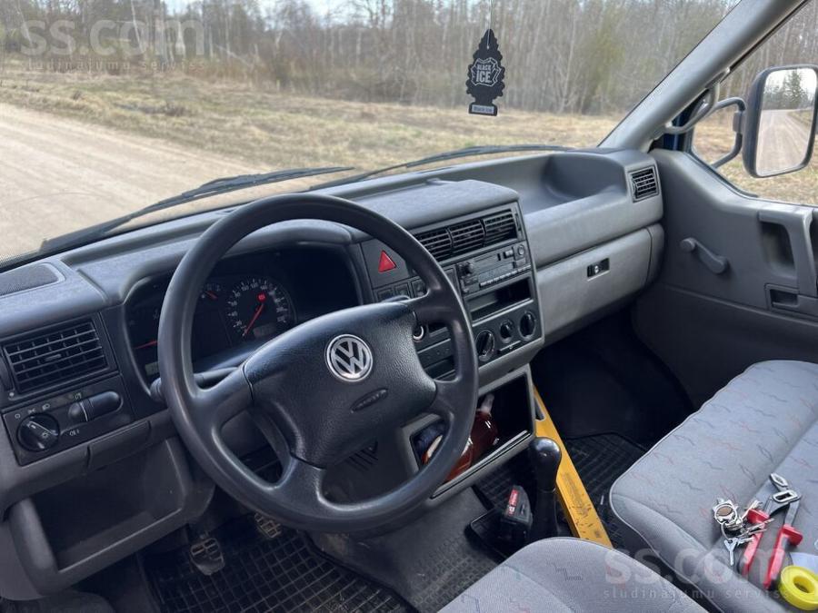 Blue Volkswagen Transporter 2003 in Ludza, with an engine capacity of 2.50 L and mileage of 335 thousand km for 4650 €, photo 7 on AUTOMOTO.COM.LV