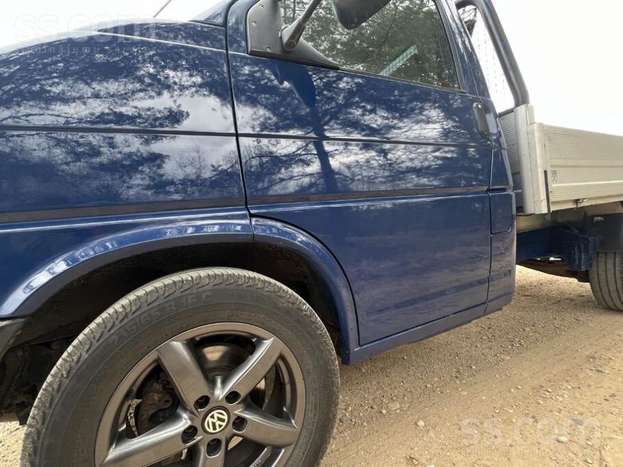 Blue Volkswagen Transporter 2003 in Ludza, with an engine capacity of 2.50 L and mileage of 335 thousand km for 4650 €, photo 12 on AUTOMOTO.COM.LV