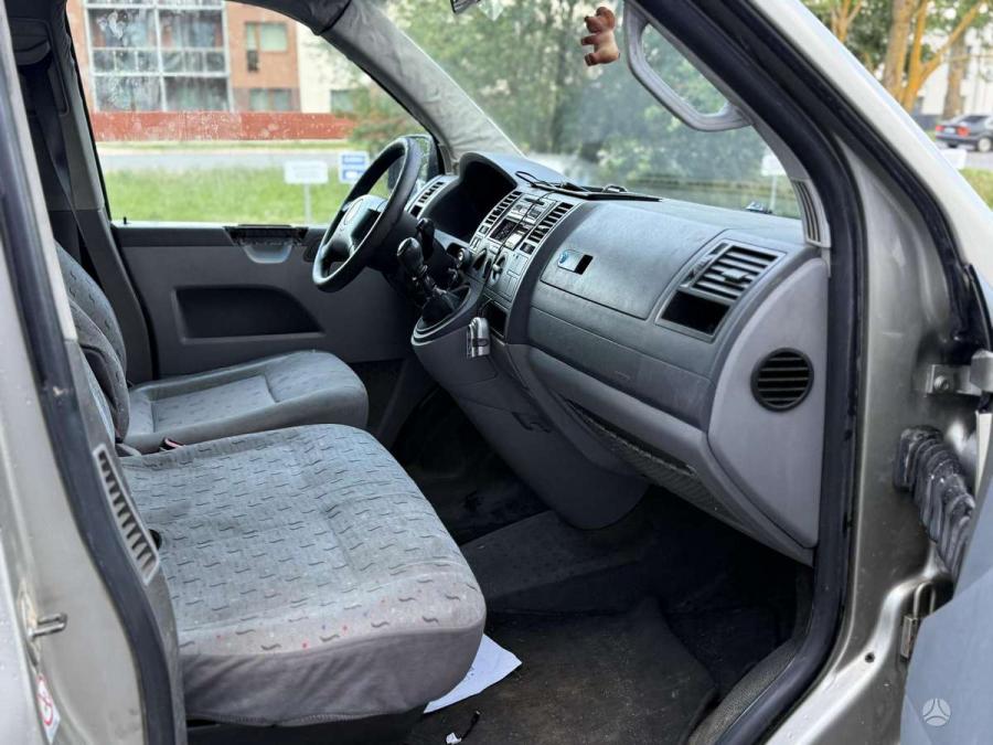 Brown Volkswagen Transporter 2004 in Vilnius, with an engine capacity of 2.50 L and mileage of 630 thousand km for 3300 €, photo 8 on AUTOMOTO.COM.LV