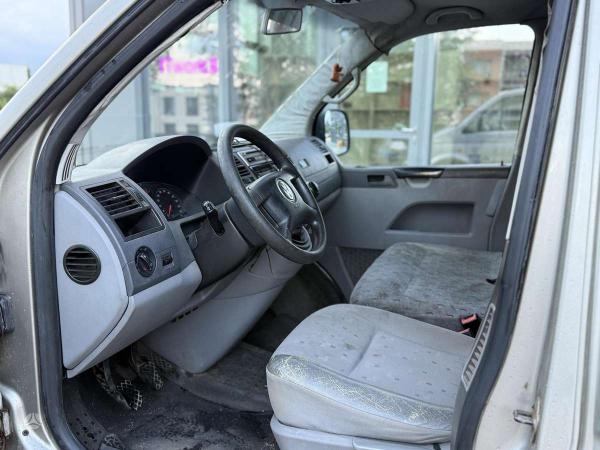 Brown Volkswagen Transporter 2004 in Vilnius, with an engine capacity of 2.50 L and mileage of 630 thousand km for 3300 €, photo 9 on AUTOMOTO.COM.LV