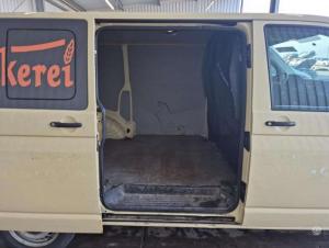 Brown Volkswagen Transporter 2016 in Vilnius, with an engine capacity of 2.00 L and mileage of 359 thousand km for 6050 €, photo 7 on AUTOMOTO.COM.LV