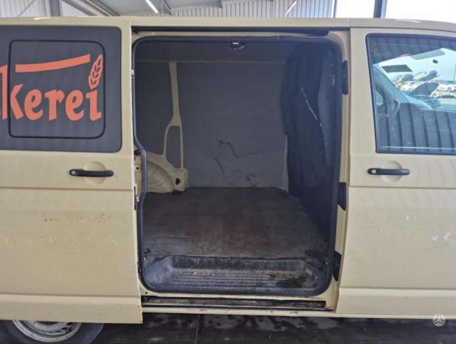 Brown Volkswagen Transporter 2016 in Vilnius, with an engine capacity of 2.00 L and mileage of 359 thousand km for 6050 €, photo 7 on AUTOMOTO.COM.LV