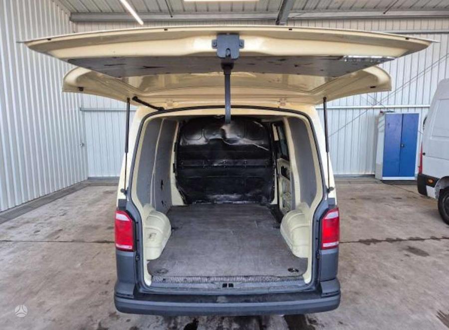 Brown Volkswagen Transporter 2016 in Vilnius, with an engine capacity of 2.00 L and mileage of 359 thousand km for 6050 €, photo 10 on AUTOMOTO.COM.LV