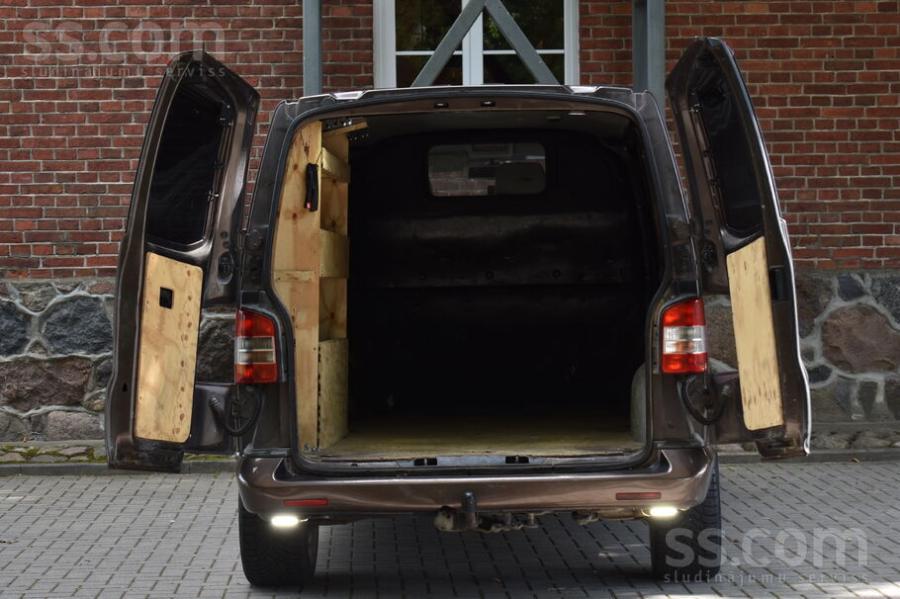 Brown Volkswagen Transporter 2010 in Valmiera, with an engine capacity of 2.00 L and mileage of 318 thousand km for 7690 €, photo 15 on AUTOMOTO.COM.LV