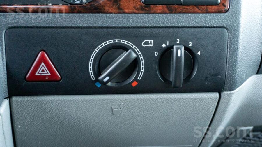 Brūns Volkswagen Transporter 2011 Rīga, ar dzinēja tilpumu 2.00 L un nobraukumu 329 tūkst. km par 9990 €, foto 18 vietnē AUTOMOTO.COM.LV