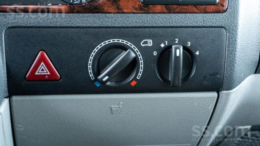Brūns Volkswagen Transporter 2011 Rīga, ar dzinēja tilpumu 2.00 L un nobraukumu 329 tūkst. km par 8990 €, foto 18 vietnē AUTOMOTO.COM.LV