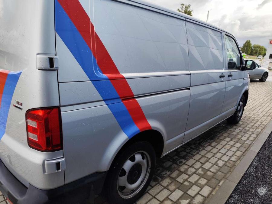 Pelēks Volkswagen Transporter 2016 Klaipėda, ar dzinēja tilpumu 2.00 L un nobraukumu 220 tūkst. km par 11999 €, foto 3 vietnē AUTOMOTO.COM.LV