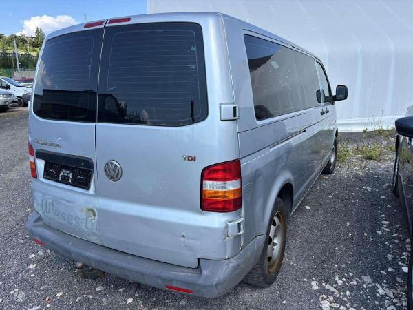 Pelēks Volkswagen Transporter 2006 Kauņa, ar dzinēja tilpumu 2.46 L un nobraukumu 350 tūkst. km par 3333 €, foto 4 vietnē AUTOMOTO.COM.LV