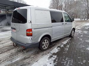 Grey Volkswagen Transporter 2007 in Kaunas, with an engine capacity of 2.50 L and mileage of 480 thousand km for 2999 €, photo 4 on AUTOMOTO.COM.LV