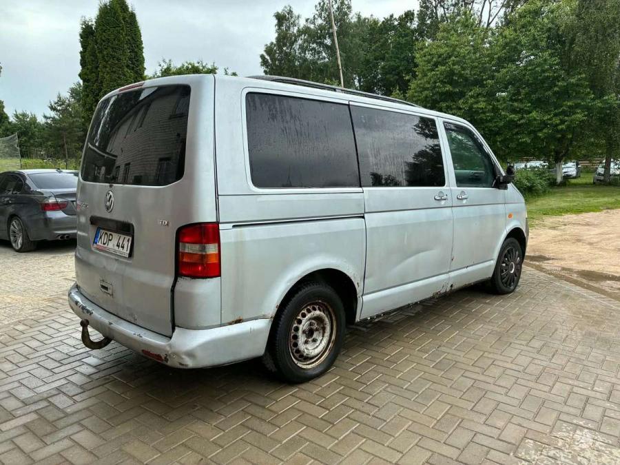 Grey Volkswagen Transporter 2007 in Vilnius, with an engine capacity of 1.90 L and mileage of 400 thousand km for 1300 €, photo 4 on AUTOMOTO.COM.LV