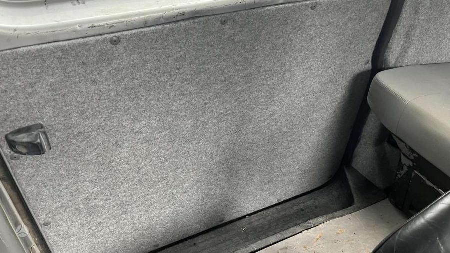 Grey Volkswagen Transporter 2007 in Kaunas, with an engine capacity of 1.90 L and mileage of 196 thousand km for 4500 €, photo 15 on AUTOMOTO.COM.LV